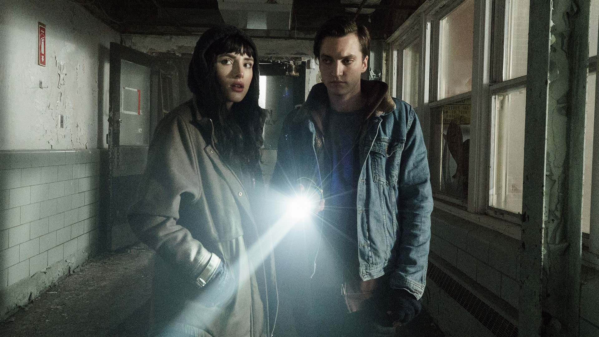 Tiene medzi nami - Sledujte celý film online | Voyo